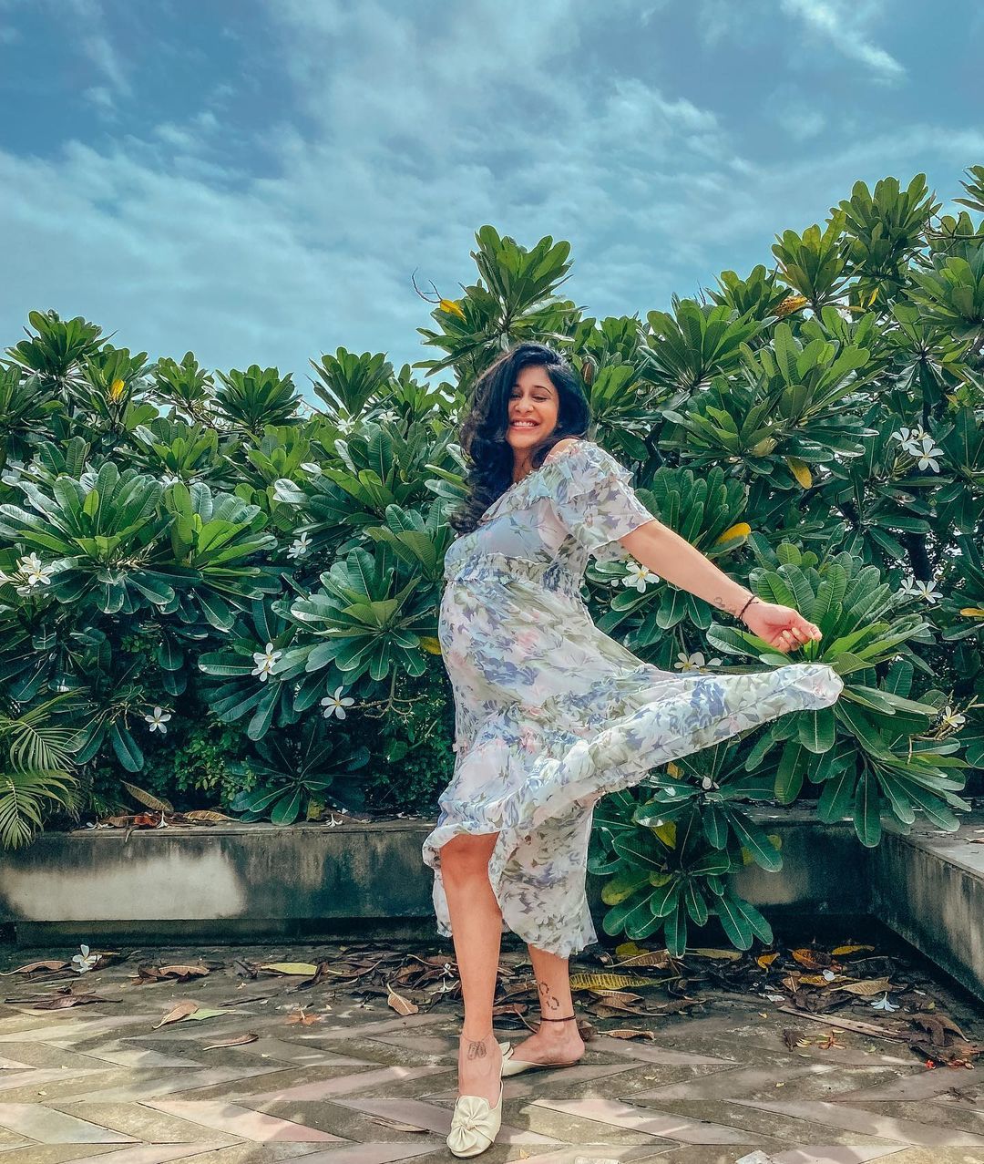Kishwer Merchantt Flaunts Baby Bump In Beautiful Maternity Photoshoot ...