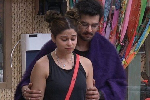 Bigg Boss Ott Raqesh Bapat Wakes Shamita Shetty Up With A Kiss Says