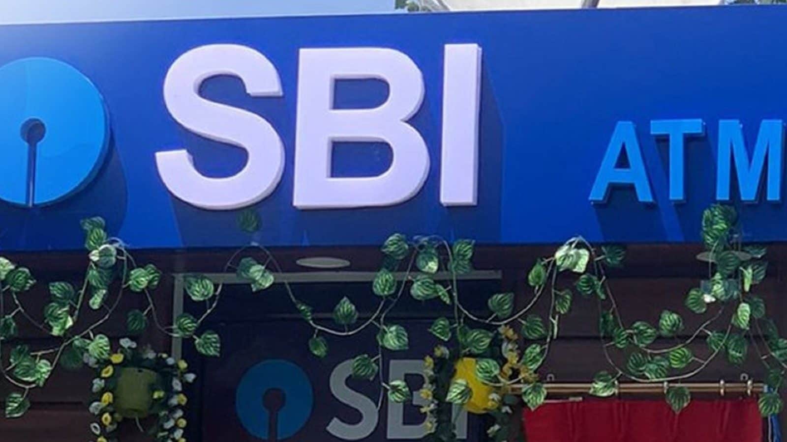 SBI Opens Floating ATM on a Houseboat at Dal Lake, Srinagar: See Photos ...