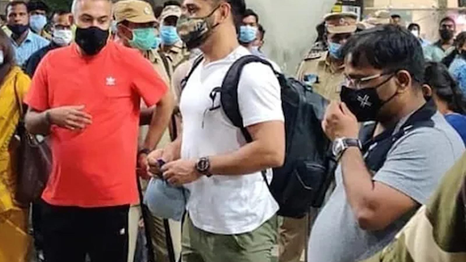 MS Dhoni's Fan From Haryana Walks 1,400 Km to Meet his Idol | News News ...