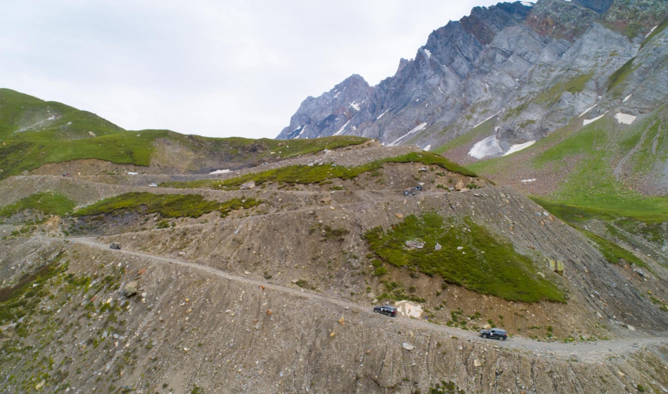 In Pics | Kashmir Off Road Becomes First Civilian Convoy to Reach ...