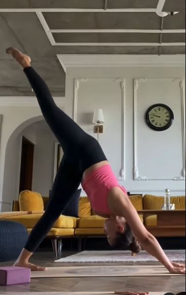 Alia Bhatt Shows Off Her Flexibility In Difficult Yoga Poses, Take A ...
