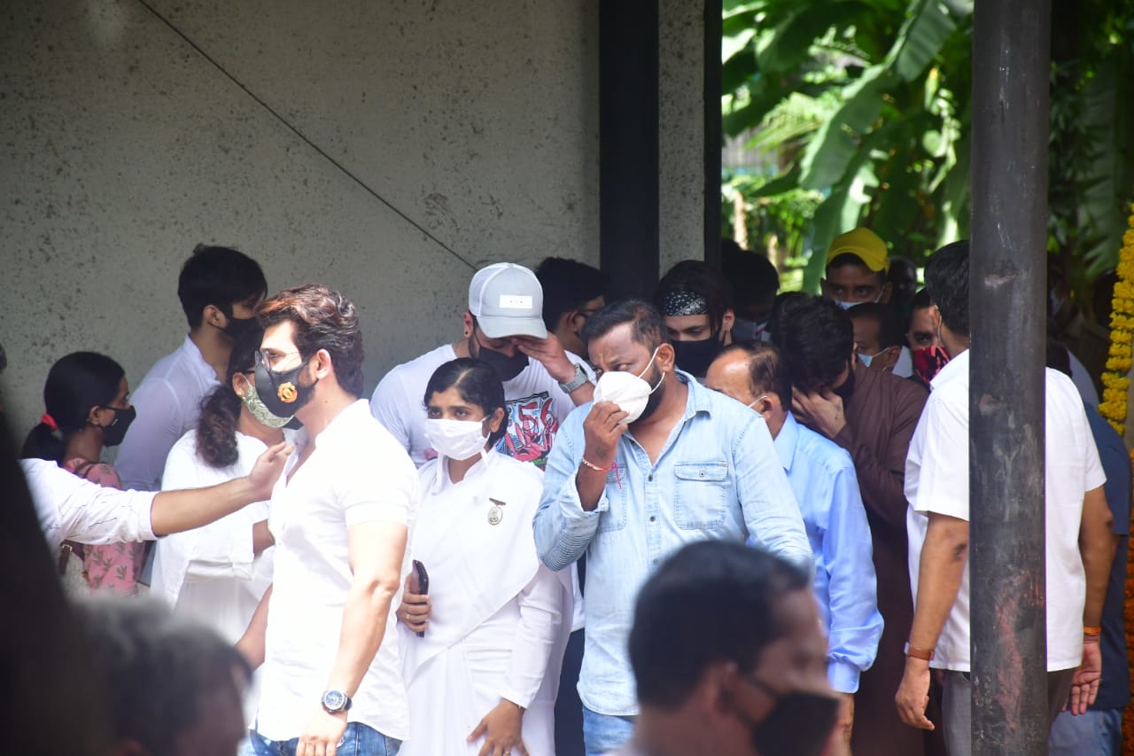 Sidharth Shukla Funeral: Inconsolable Shehnaaz Gill Arrives at ...