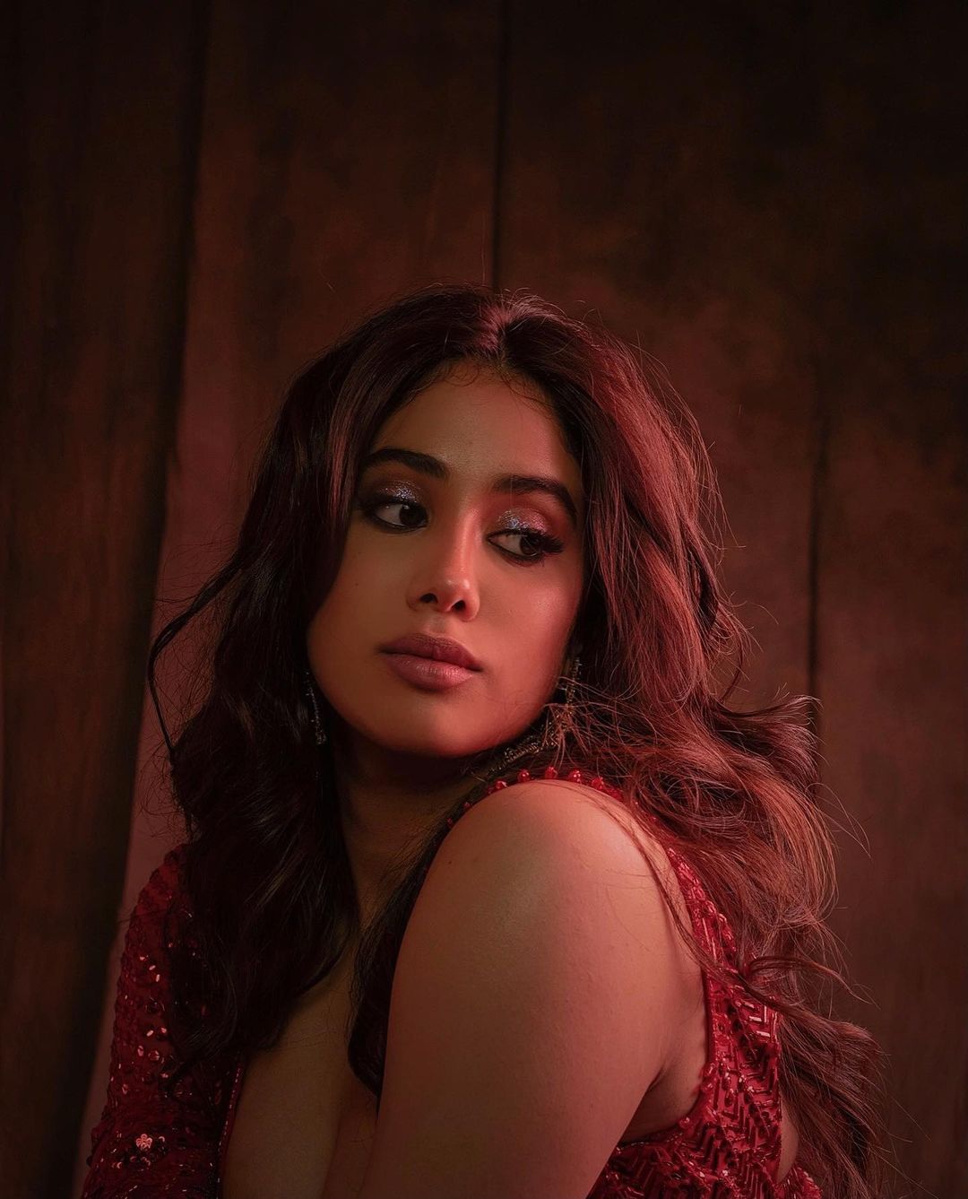 Janhvi Kapoor Displays Curvaceous Body In Shimmering High-Slit Dress ...