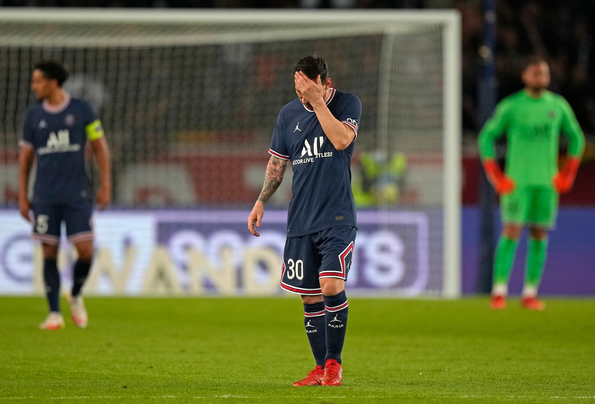 Lionel Messi Makes Home Debut in Ligue 1 for PSG | See Pics - News18