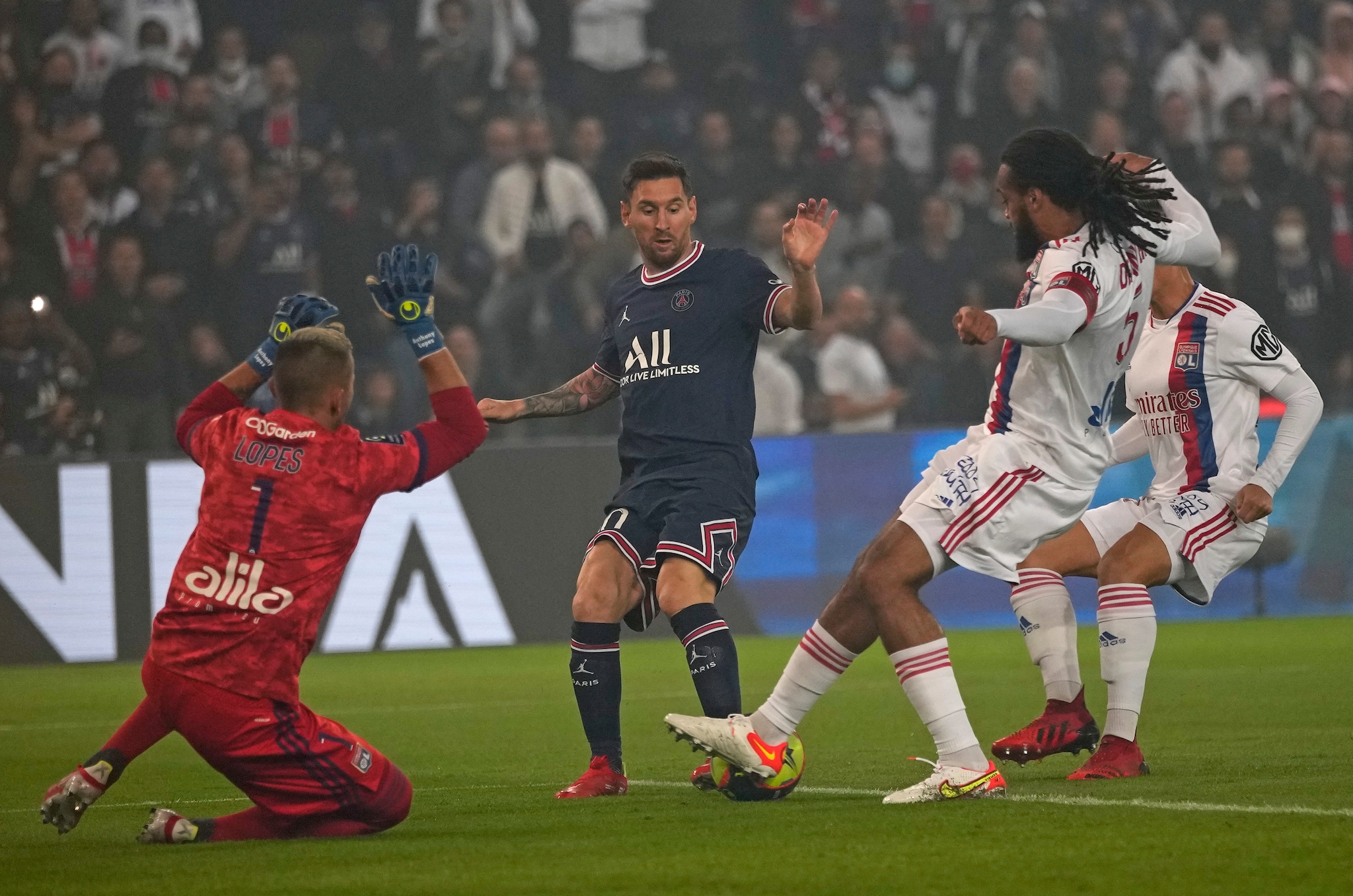 Lionel Messi Makes Home Debut in Ligue 1 for PSG | See Pics - News18