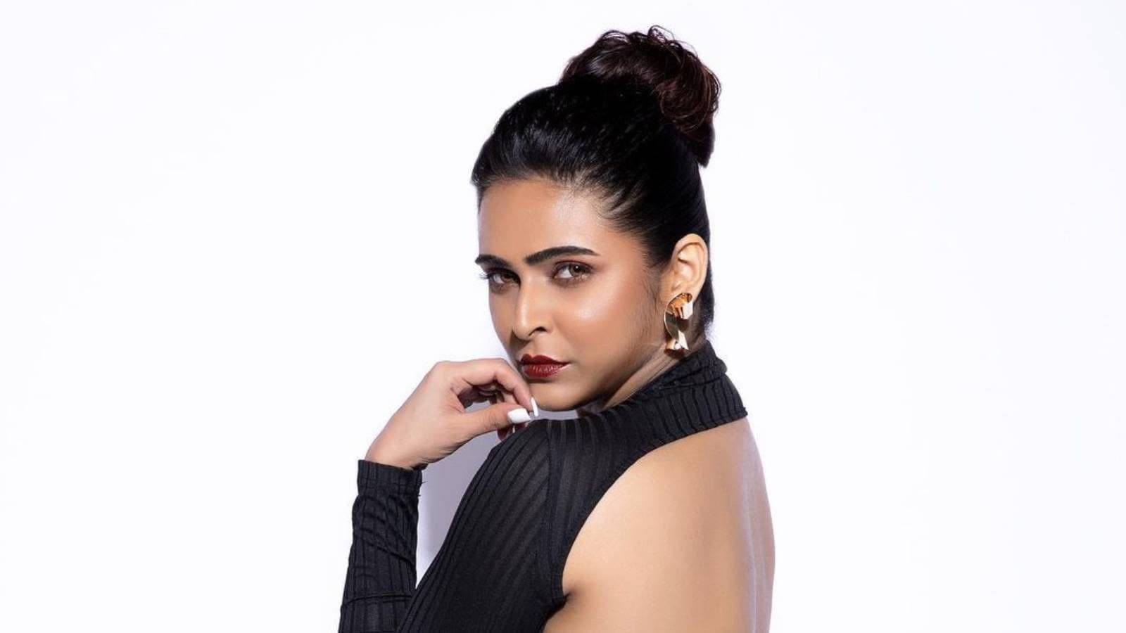 Madhurima Tuli Raises Temperature In Backless Figure-Hugging Dress, See ...