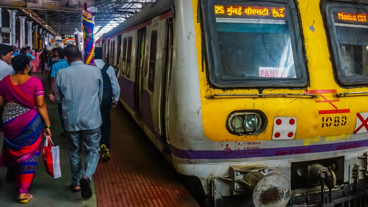 Railways to Operate Mumbai Local Trains at Pre-pandemic Level from Oct ...