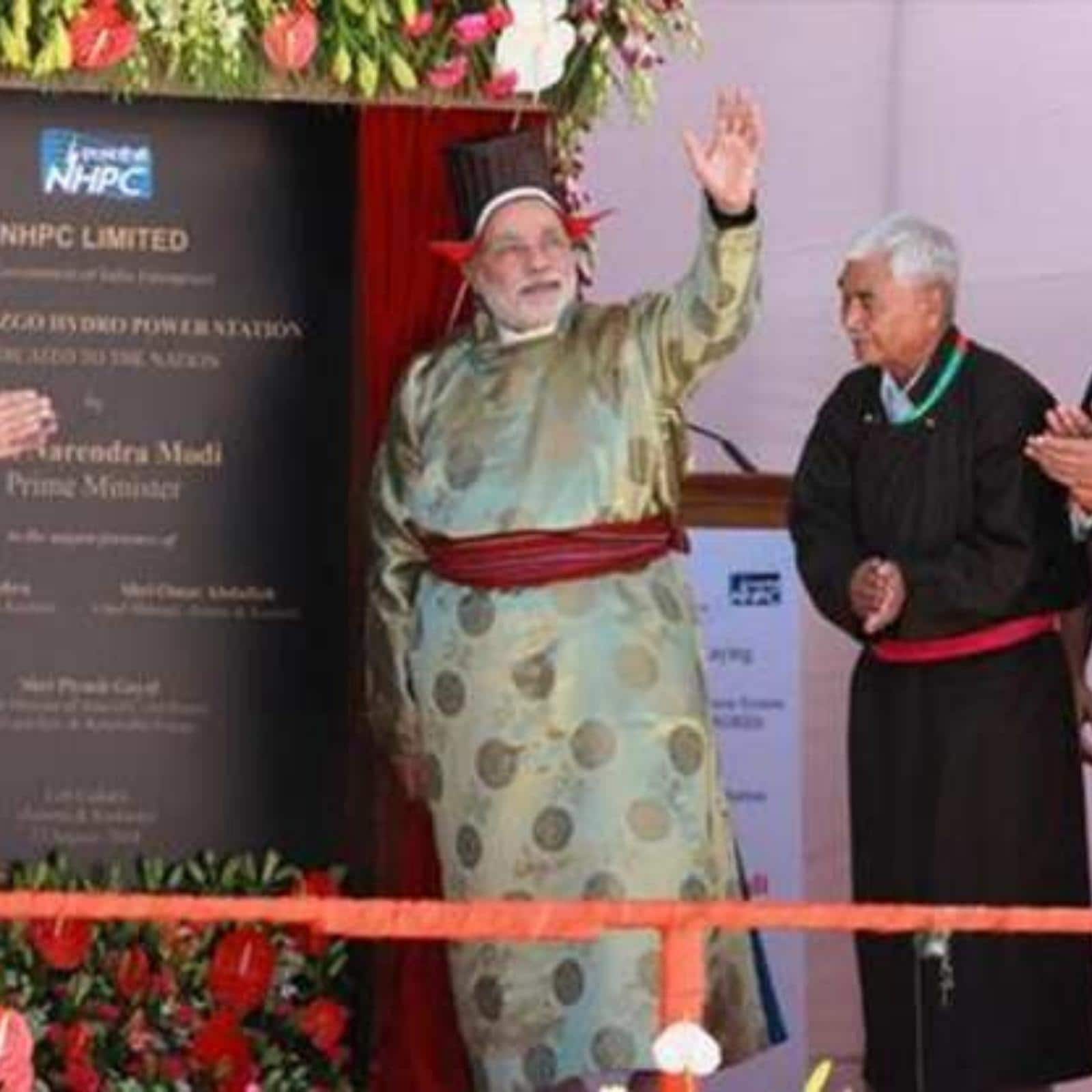 Peacock Hat to Colourful Pagdis: The Many Headgears of PM Narendra Modi ...