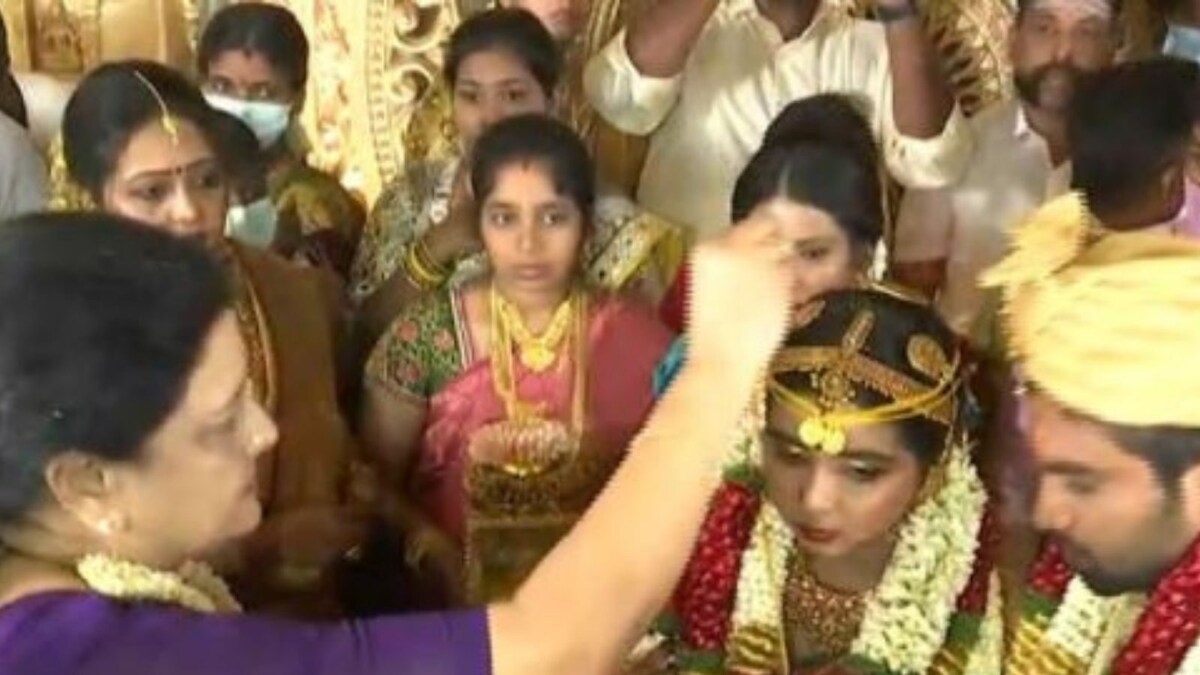 AMMK Volunteers Throng as TTV Dhinakaran's Daughter Gets Married to ...
