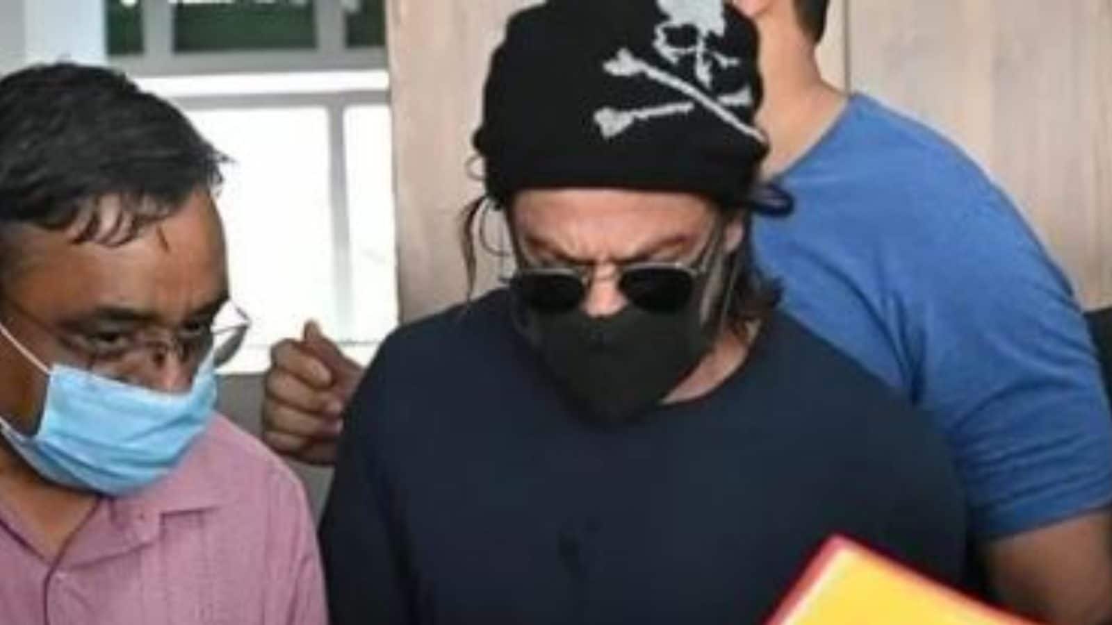 Shah Rukh Khan Poses With Pune Metro Staff Amid Rumours of ...