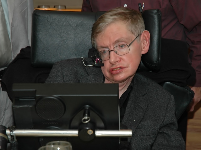 Stephen Hawking's Family Recalls the Time He Got His Voice Back in ...