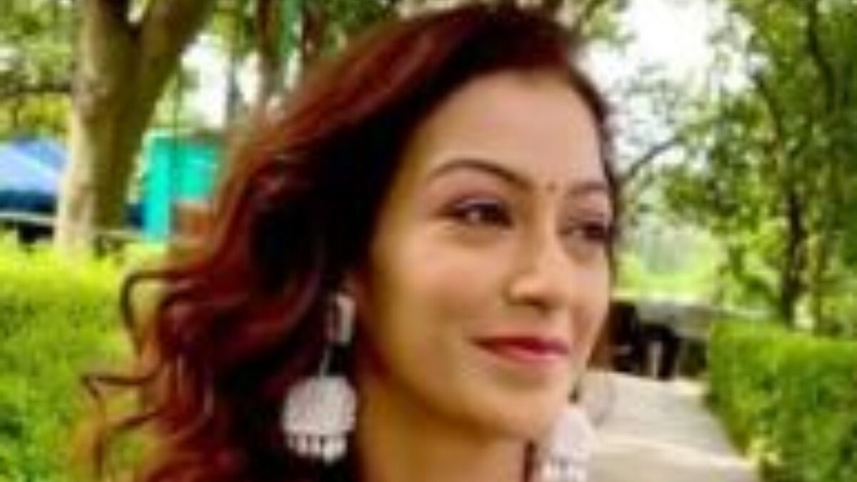 TMKOC Actress Sunayana Fozdar Grooves in a Hot Pink Saree to Shershaah ...