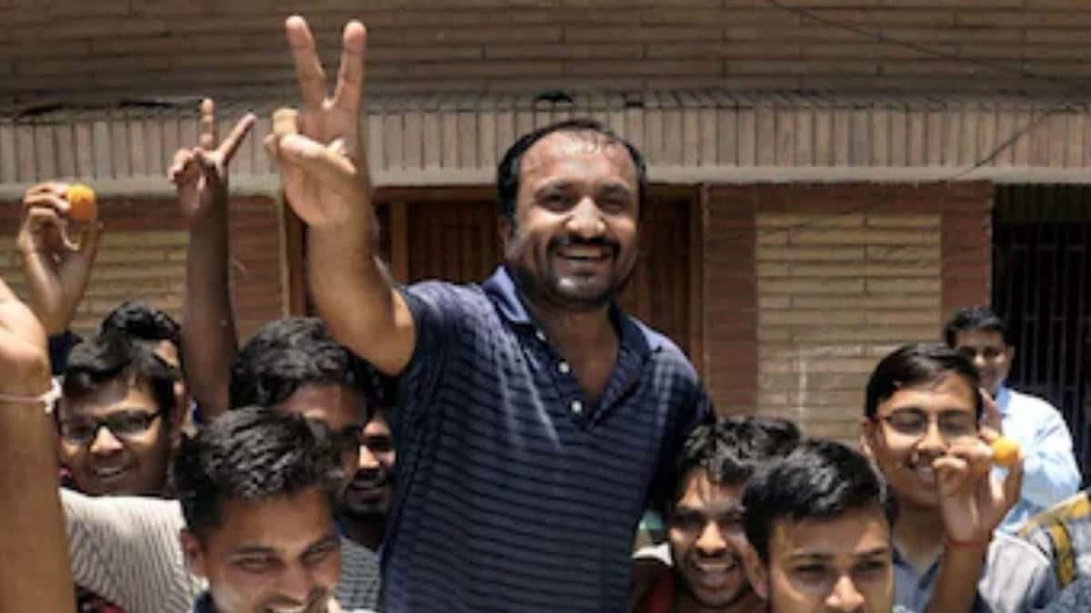 'Super 30' Founder Anand Kumar Gets Award for Imparting Mathematical ...