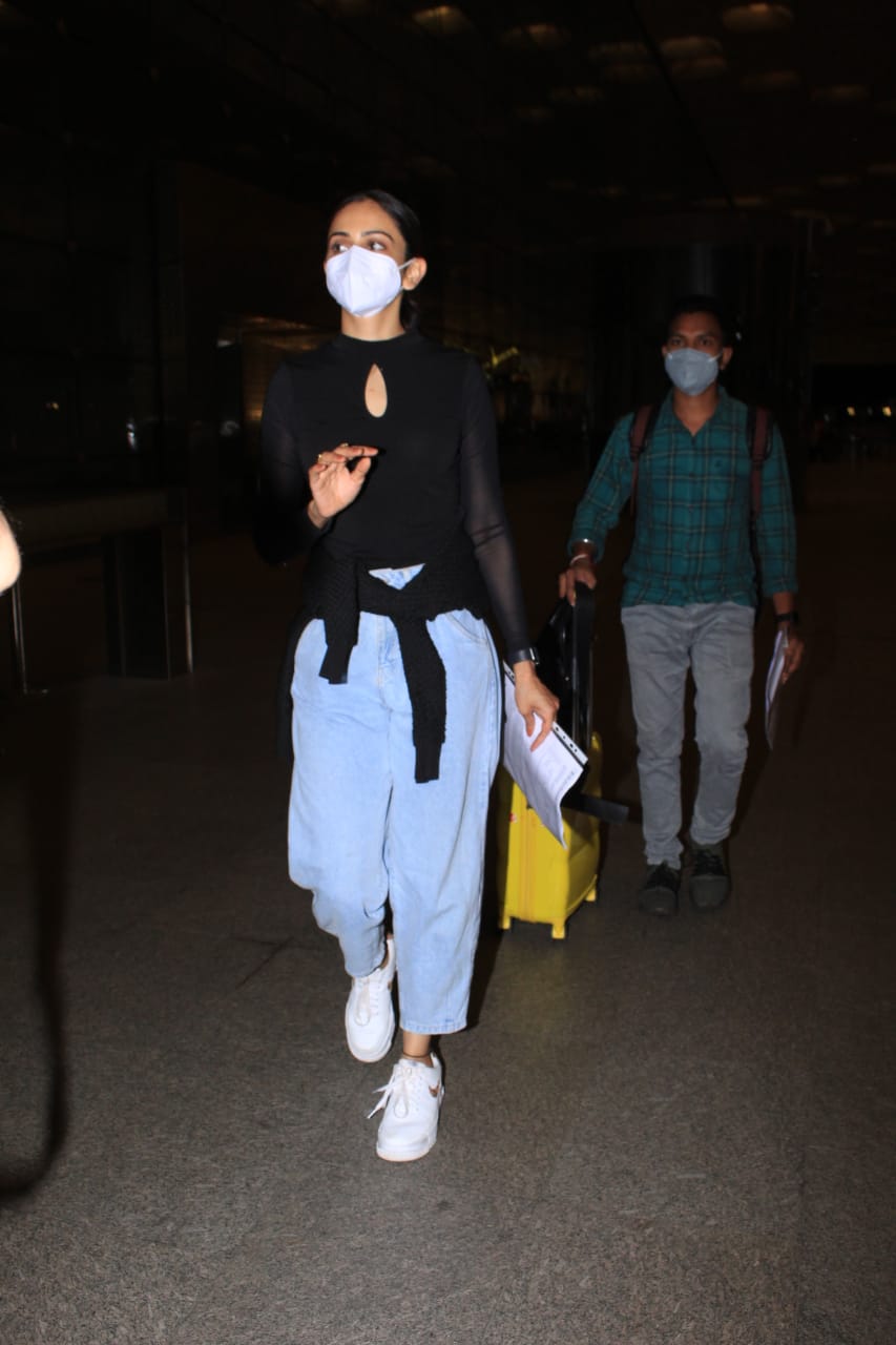 Kangana Ranaut, Rakul Preet Singh, Kareena Kapoor Khan Among Celebrities Spotted Out And About ...