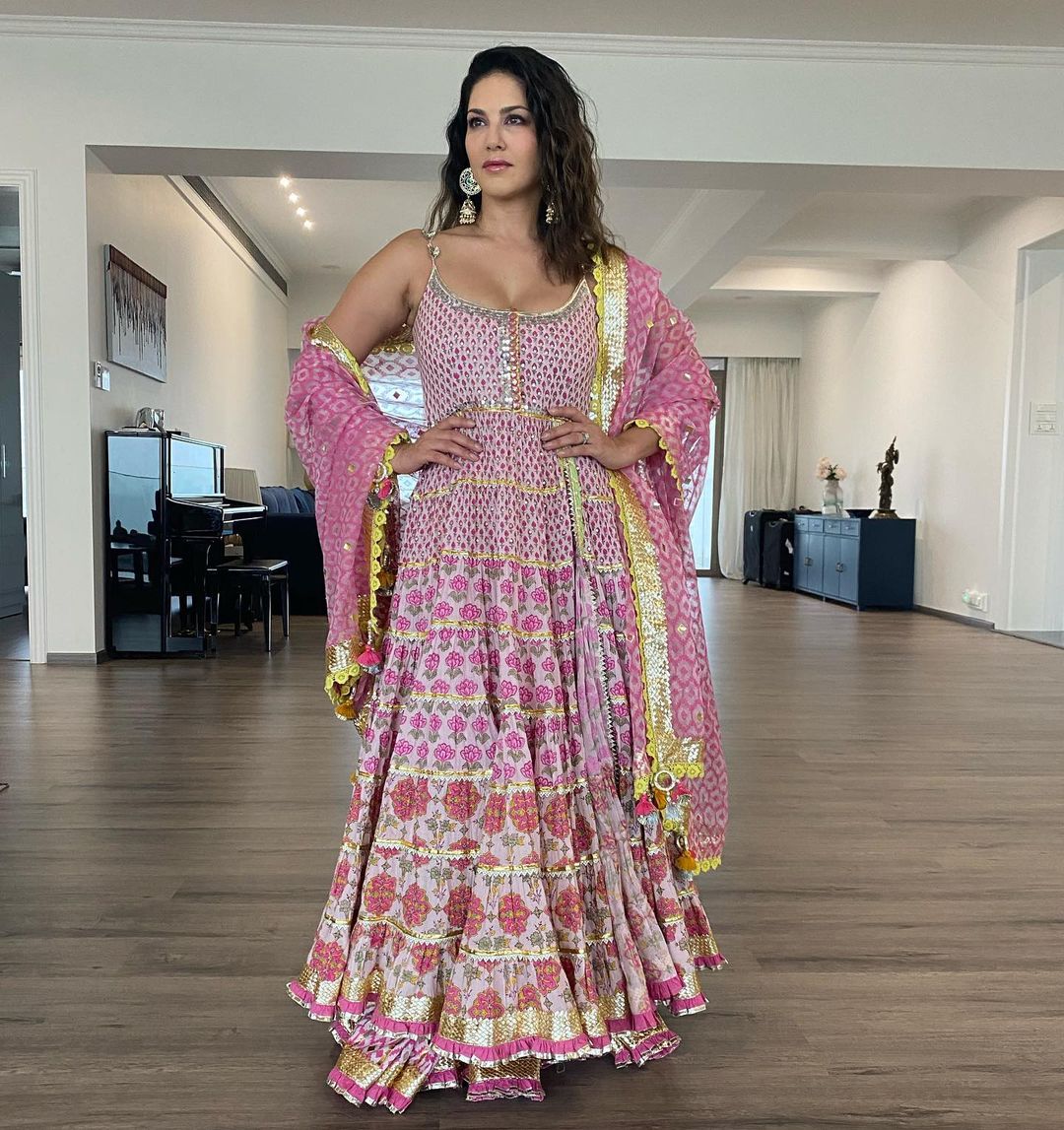 Sunny Leone Looks Sensuous In Emerald Green Satin Saree, See Diva Ace ...