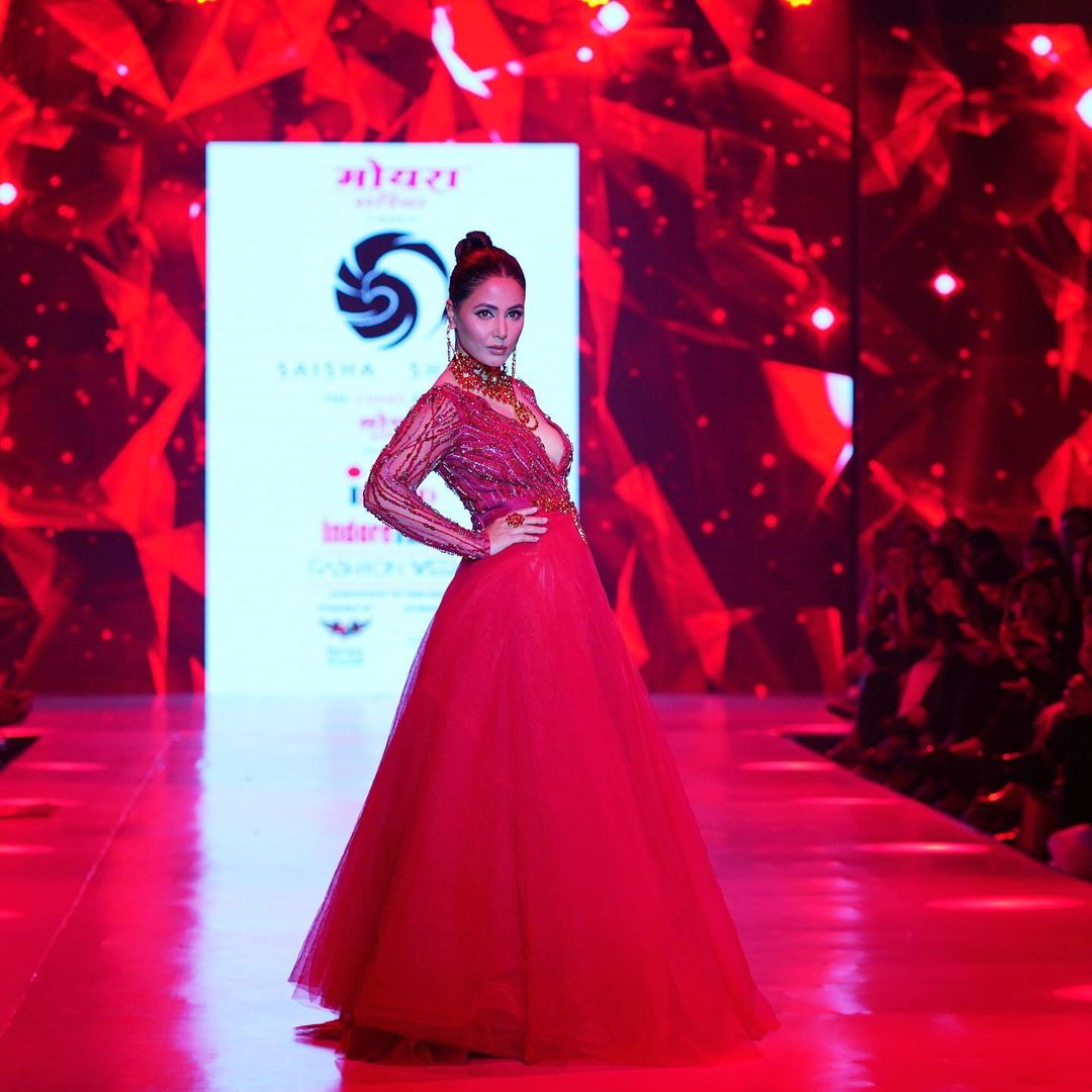 Hina Khan Makes Heads Turn In Glamorous Red Gown, See The Diva Look ...