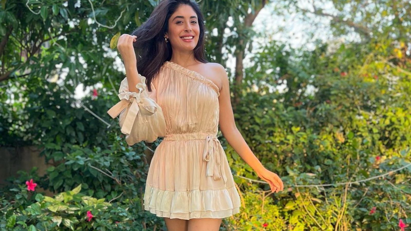 Kritika Kamra Makes Heads Turn In Sassy Birthday Outfit Look At Her Drool Worthy Photos News18