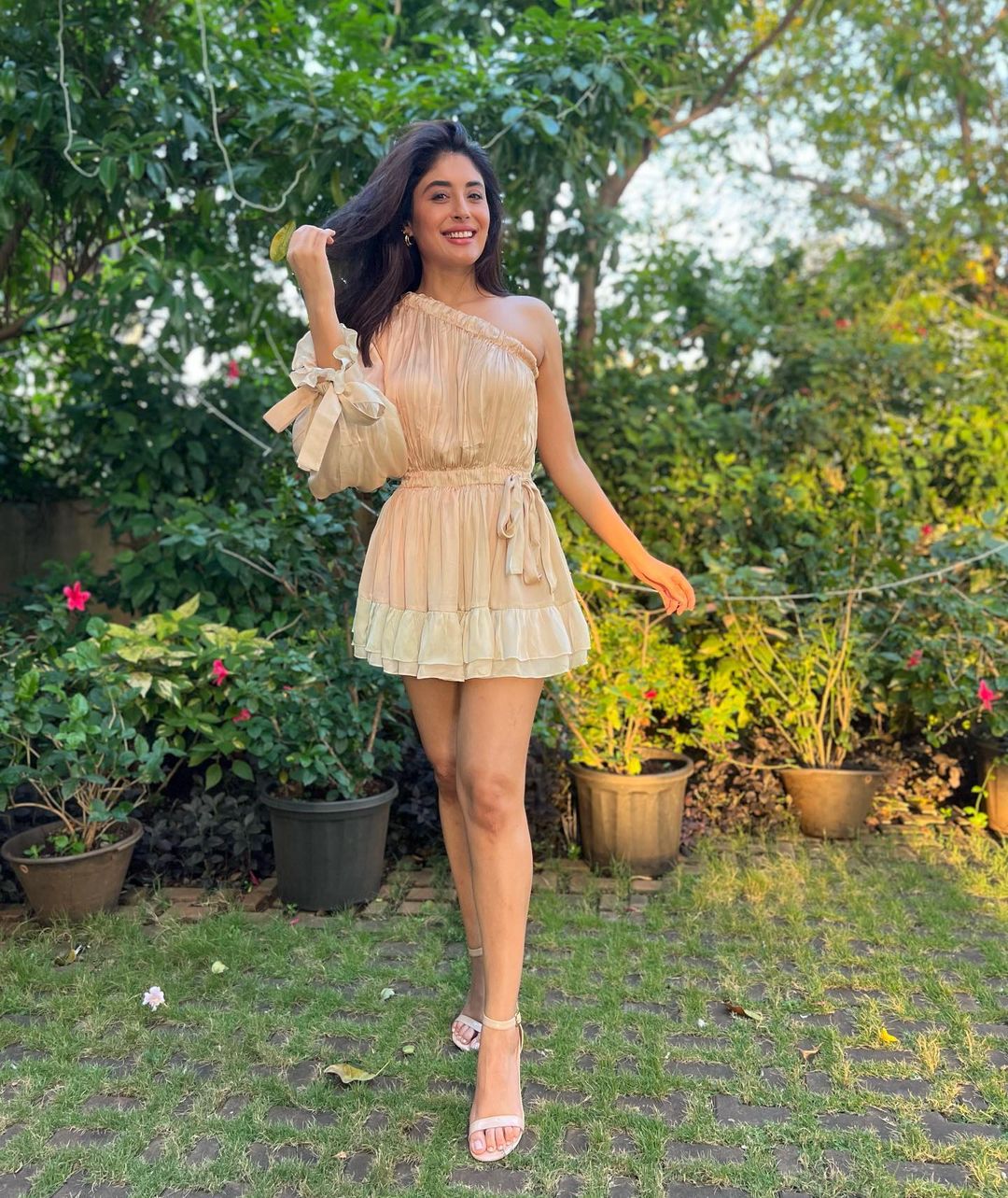 Kritika Kamra Makes Heads Turn In Sassy Birthday Outfit Look At Her Drool Worthy Photos News18