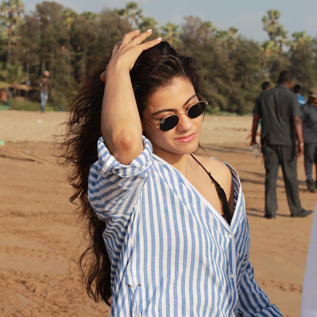 Kajol Shows Off Her Midriff Perfectly In A Knee-Length Dress, See Diva ...