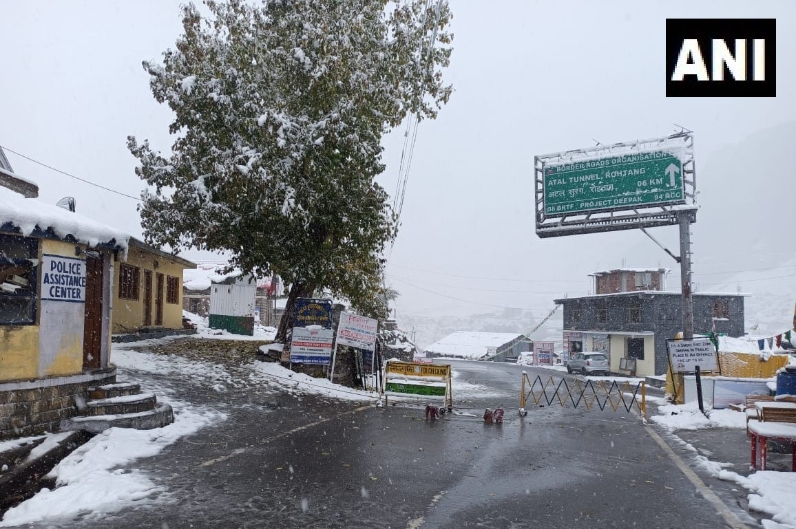 Heavy Snowfall in HP's Lahaul-Spiti Leaves 80 Tourists, Several Cars Stranded | See Pics - News18