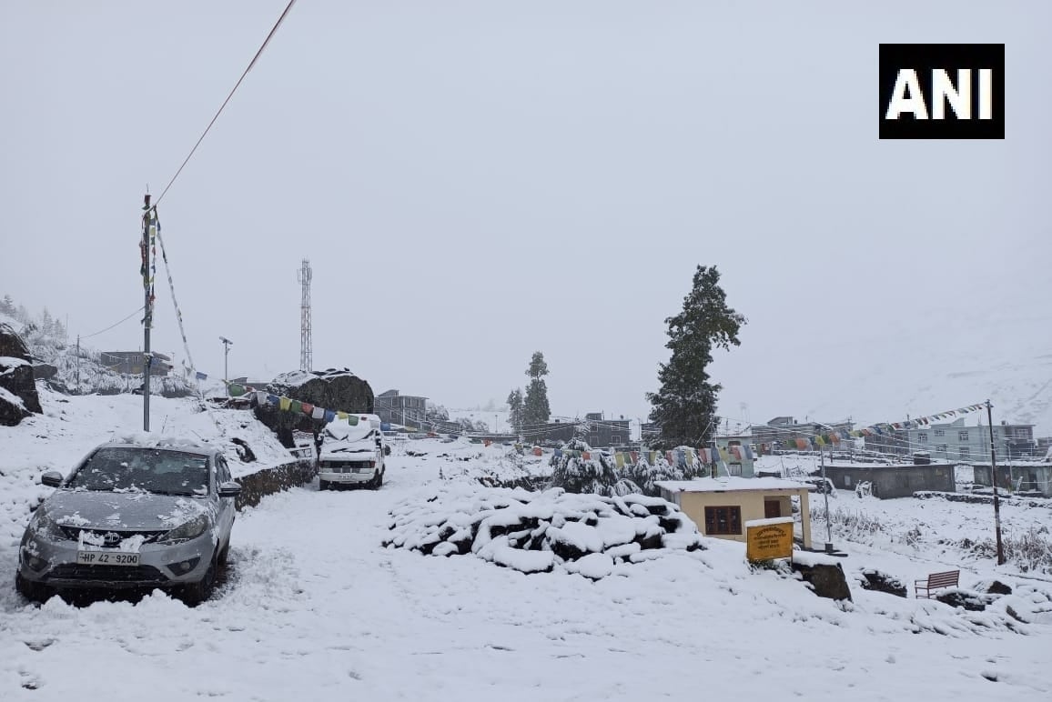 Heavy Snowfall in HP's Lahaul-Spiti Leaves 80 Tourists, Several Cars ...