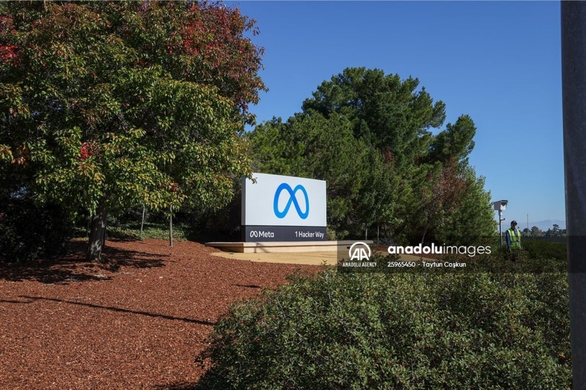 In Photos: Facebook's Iconic Thumbs Up Banner At Menlo Park HQ Replaced ...