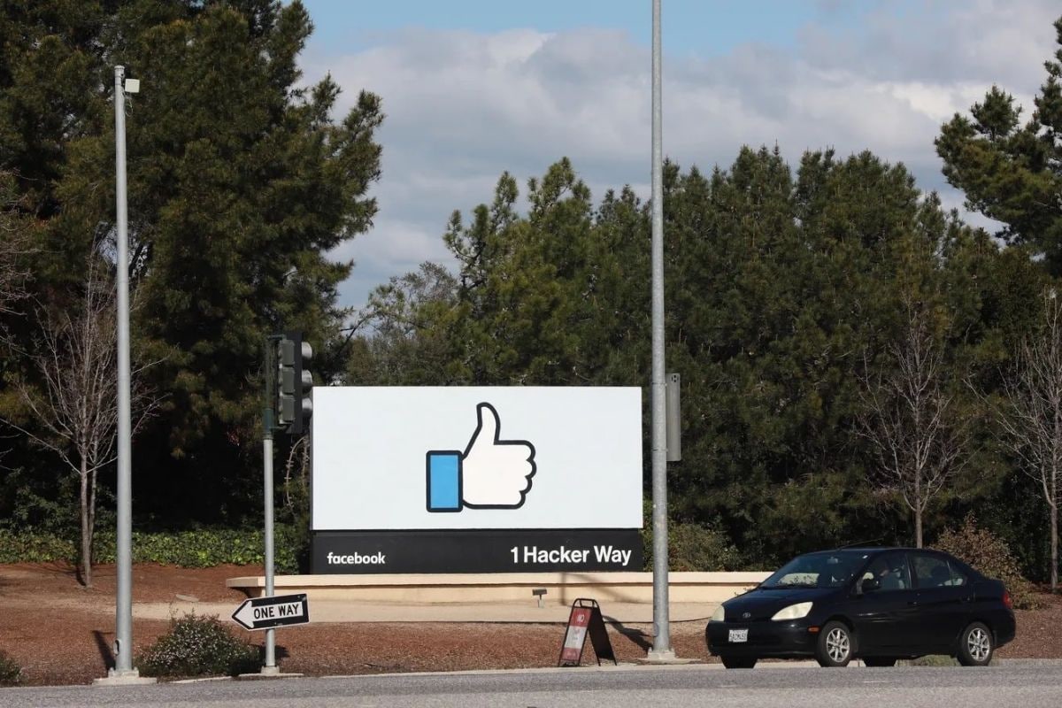 In Photos: Facebook's Iconic Thumbs Up Banner At Menlo Park HQ Replaced ...