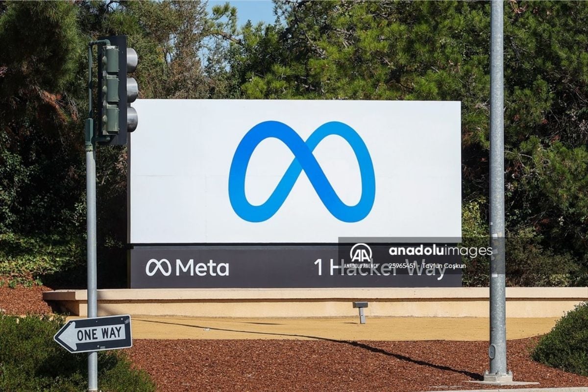 In Photos: Facebook's Iconic Thumbs Up Banner At Menlo Park HQ Replaced ...