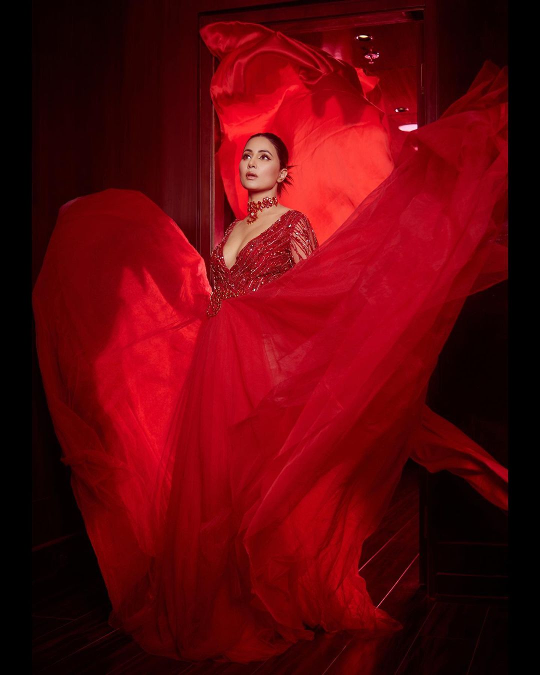 Hina Khan Makes Heads Turn In Glamorous Red Gown, See The Diva Look ...