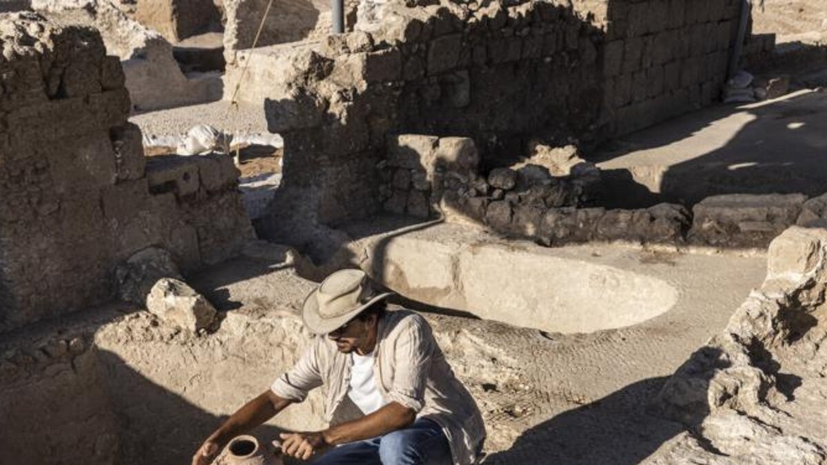 Israeli Archaeologists Discover Ancient Winemaking Complex Dating Back ...
