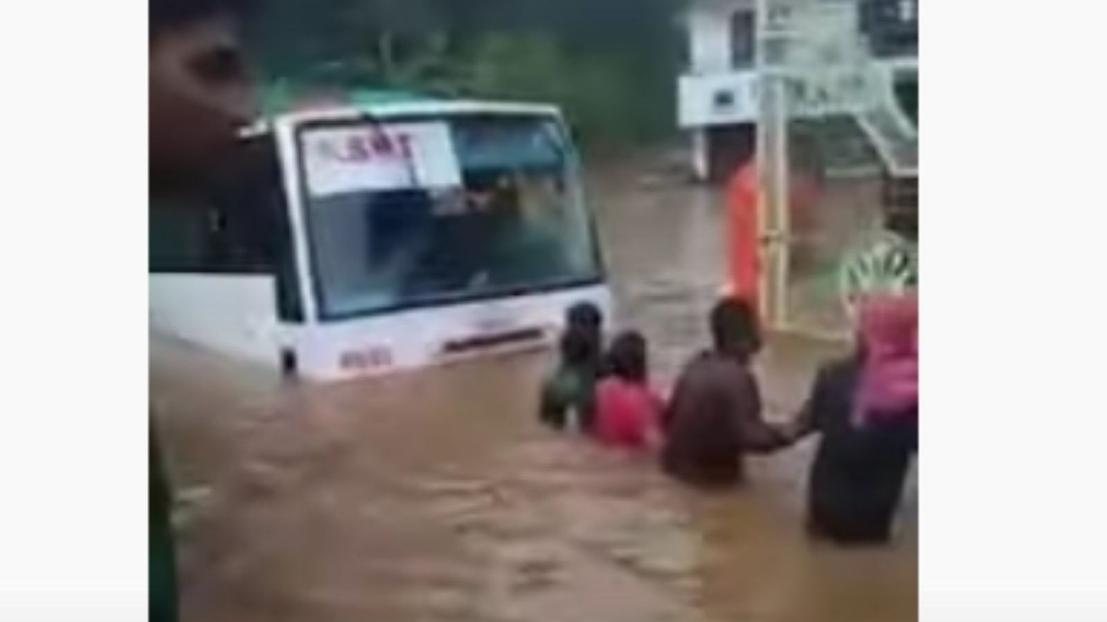 WATCH | Videos Show Rain Horror in Kerala; Locals Rescue Passengers ...