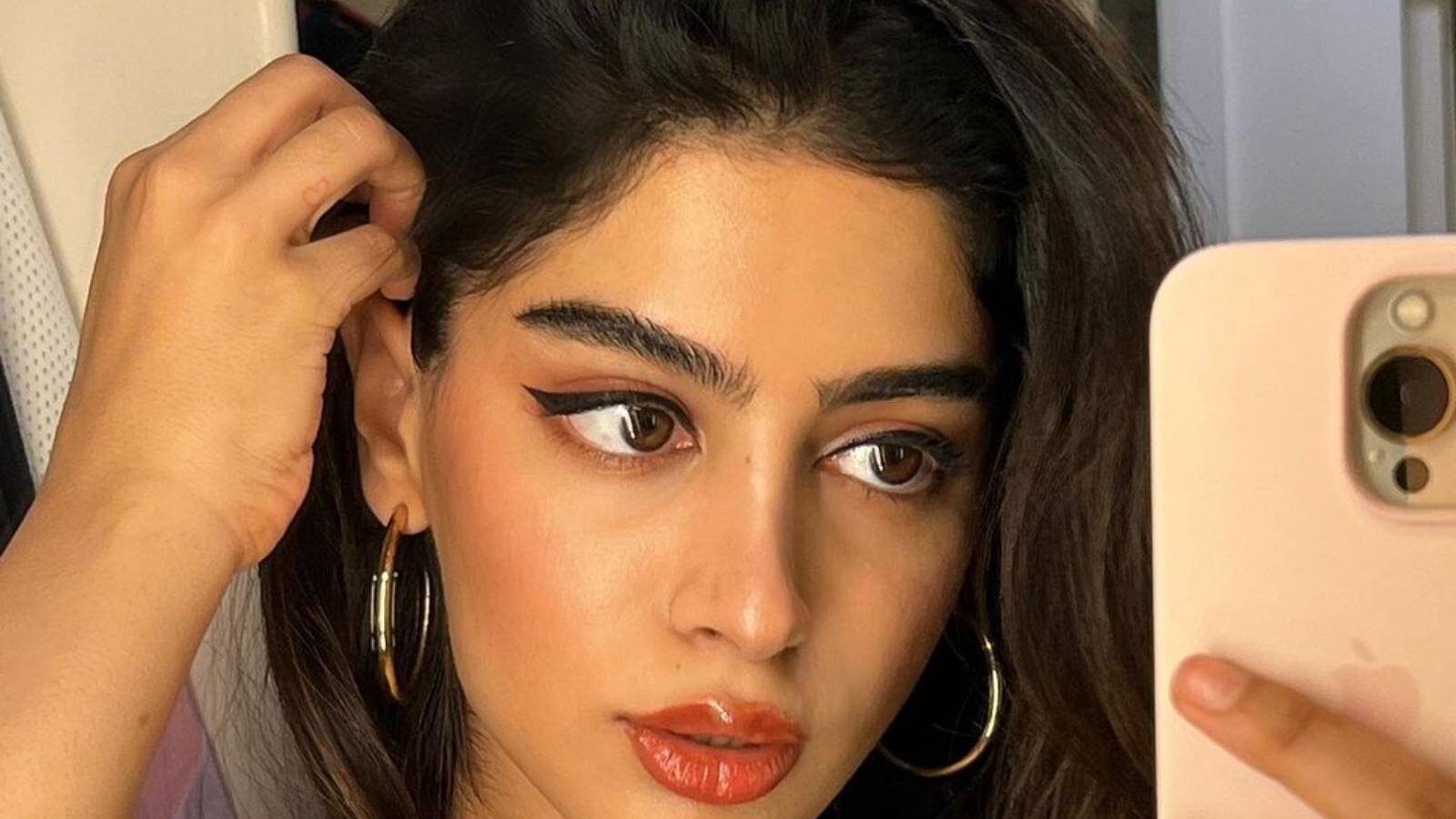 Khushi Kapoor Looks Glamorous In New Selfies, See The Star Kid Slay It ...