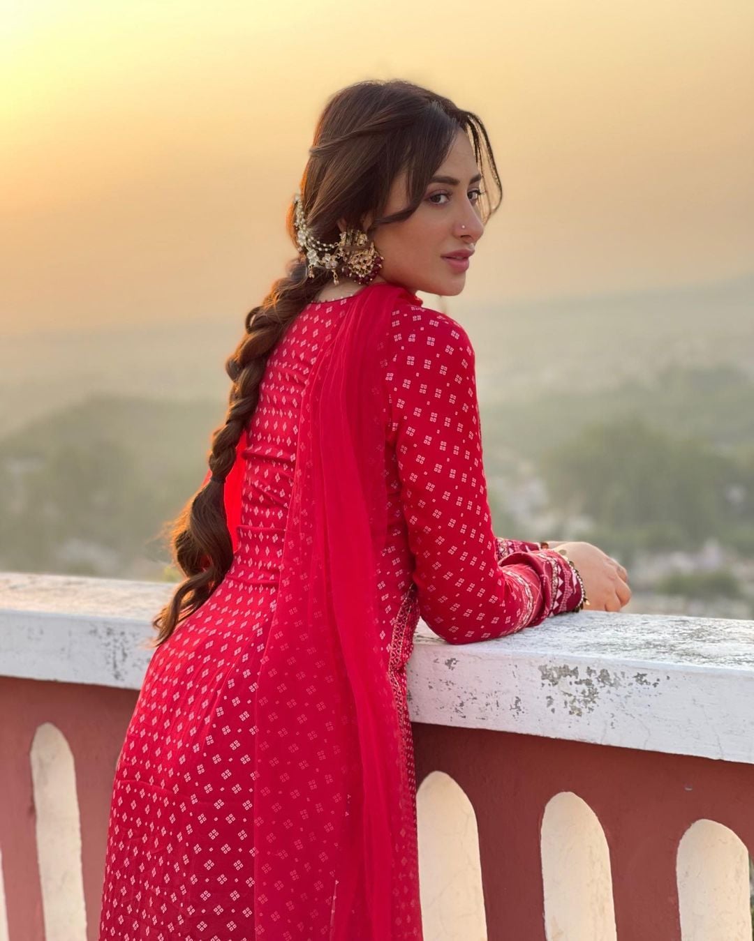 Mahira Sharma Oozes Oomph In Striped Saree And Backless Blouse, See Her ...