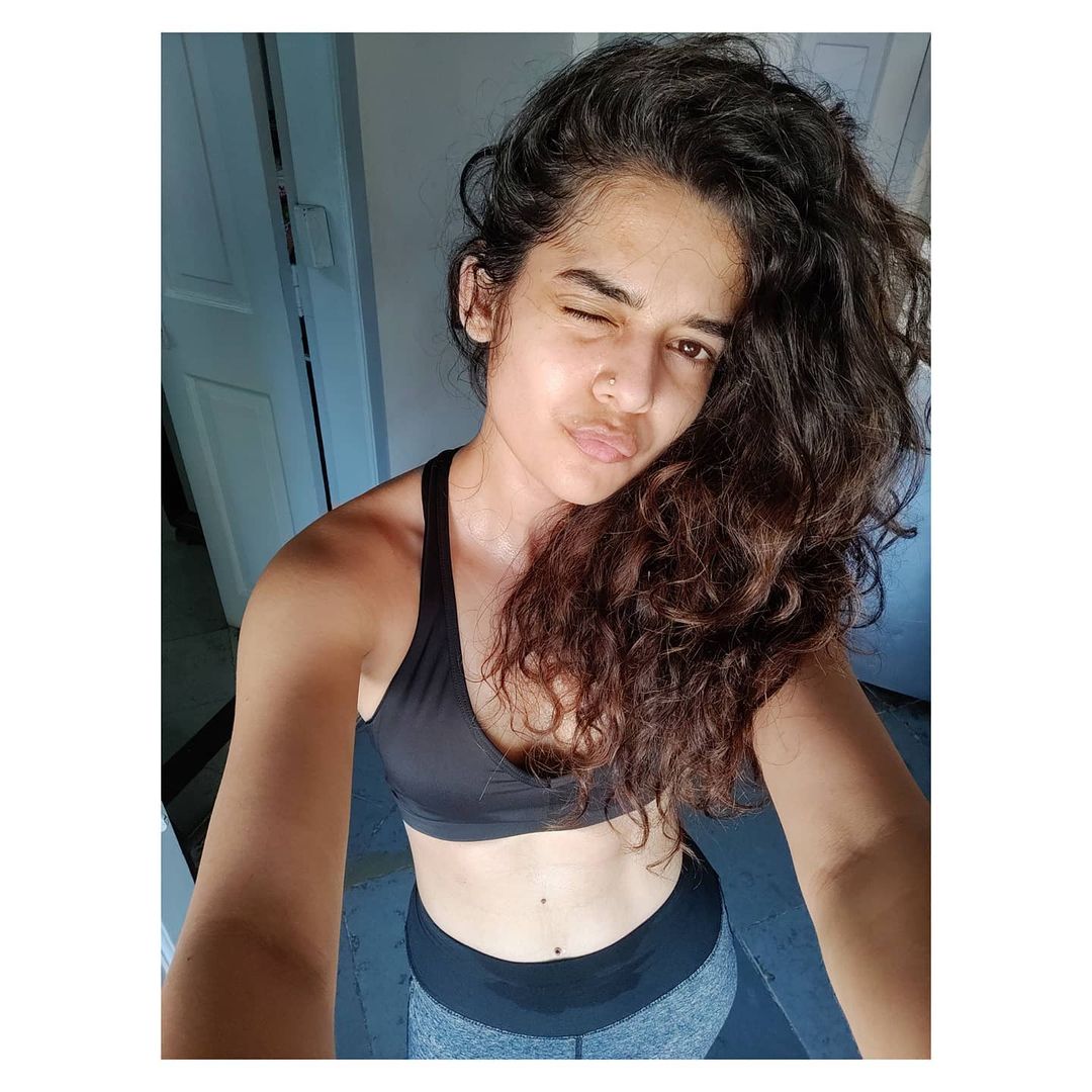 Mithila Palkar Flaunts Perfectly Toned Body In Sexy Mirror Selfies, Take A Look - News18