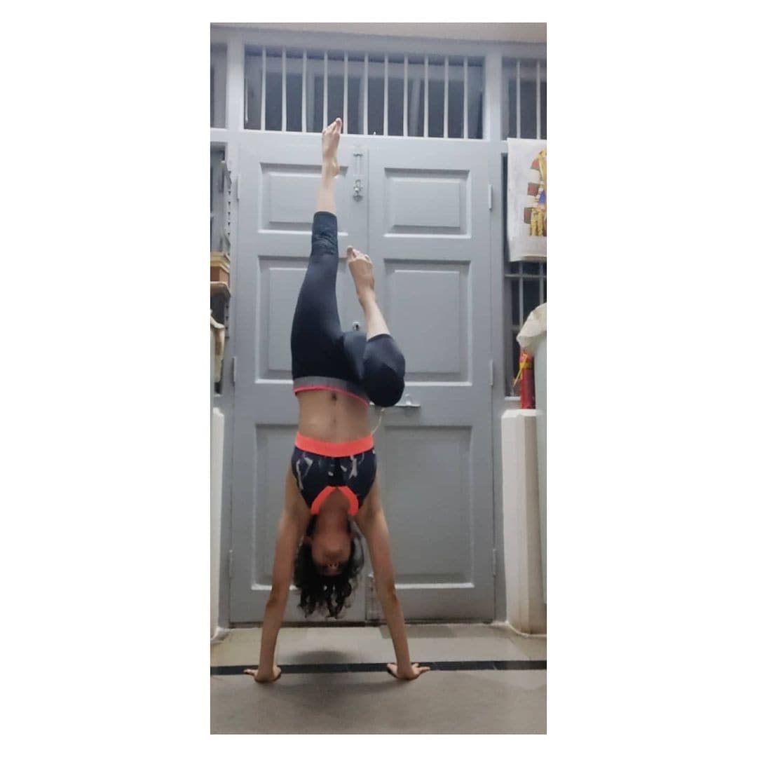 Mithila Palkar Flaunts Perfectly Toned Body In Sexy Mirror Selfies, Take A Look - News18