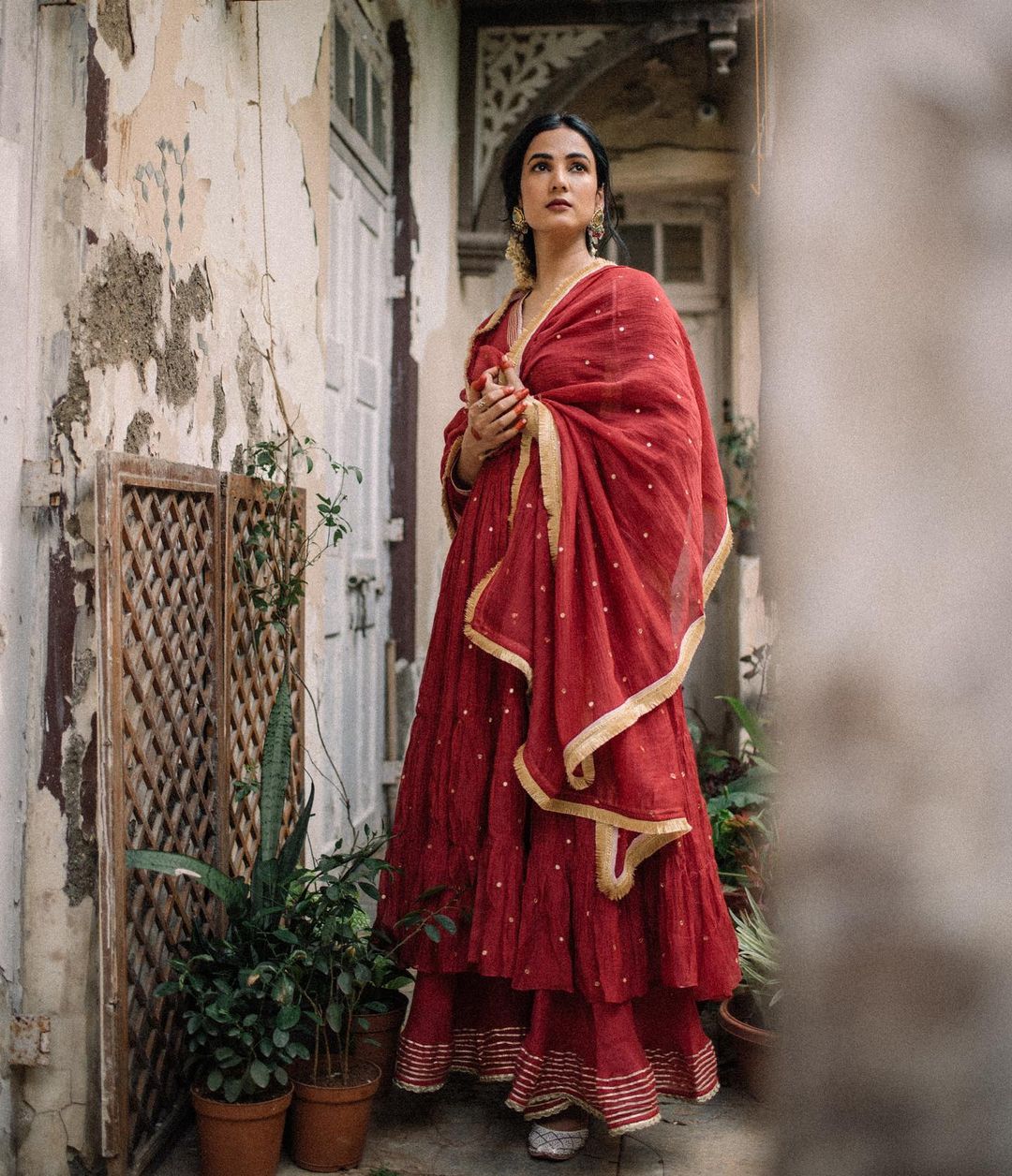 Sonal Chauhan Makes Heads Turn In Sequinned Crimson Saree, See Her Sexy ...