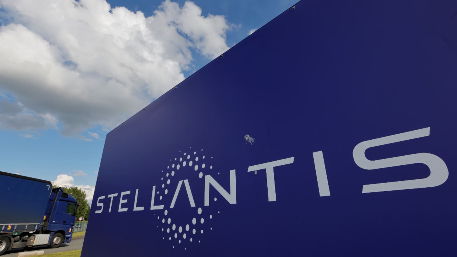 Stellantis Signs Multiyear Deal With Qualcomm For Next-Gen Connected ...