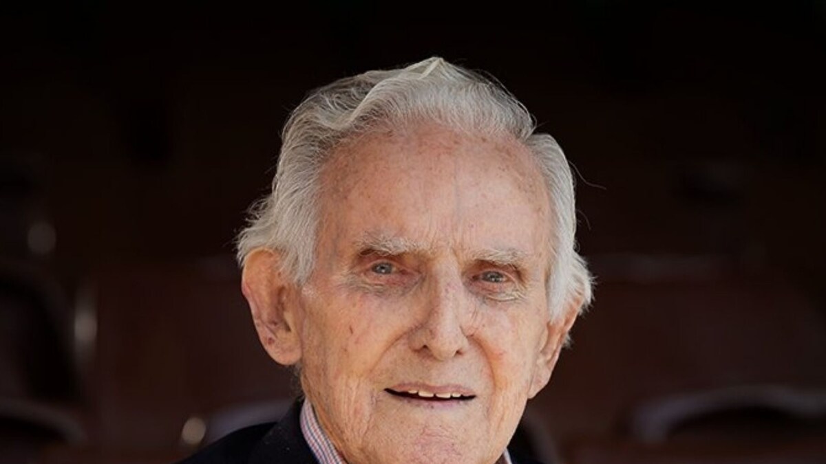 Legendary Australian All-rounder Alan Davidson Passes Away at 92 - News18