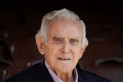 Legendary Australian All-rounder Alan Davidson Passes Away at 92 - News18