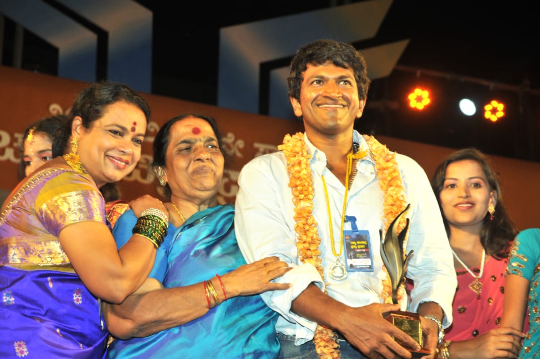 Puneeth Rajkumar Dies Of Heart Attack: Check Out His Rare And Unseen ...