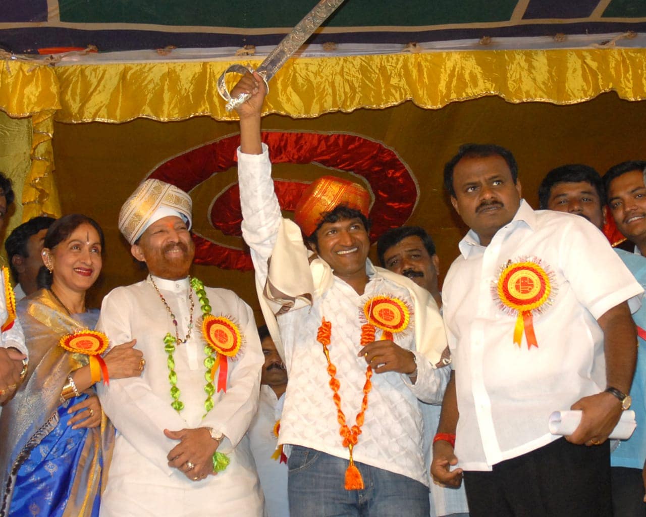 Puneeth Rajkumar Dies Of Heart Attack: Check Out His Rare And Unseen ...