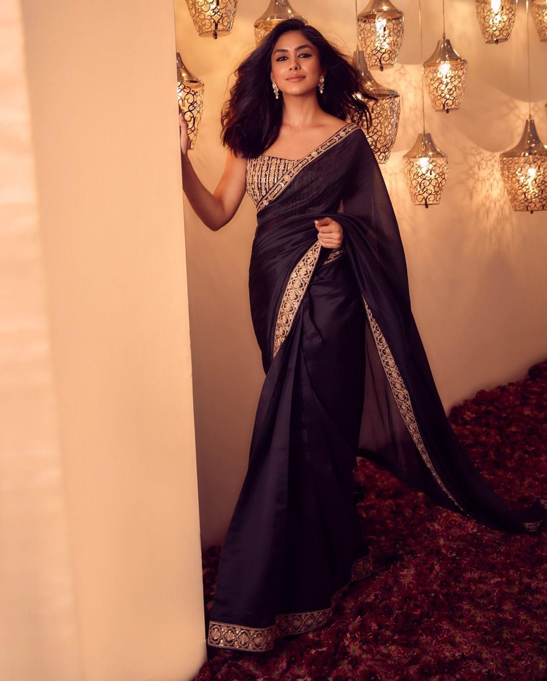 Mrunal Thakur Cuts A Statuesque Figure In Silk Saree, Check Out Diva's ...