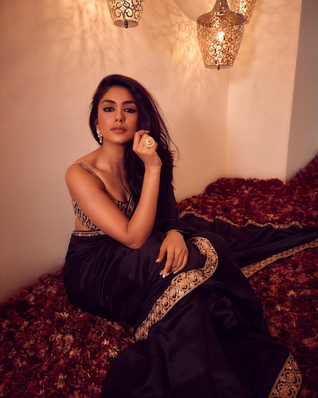 Mrunal Thakur Cuts A Statuesque Figure In Silk Saree, Check Out Diva's ...