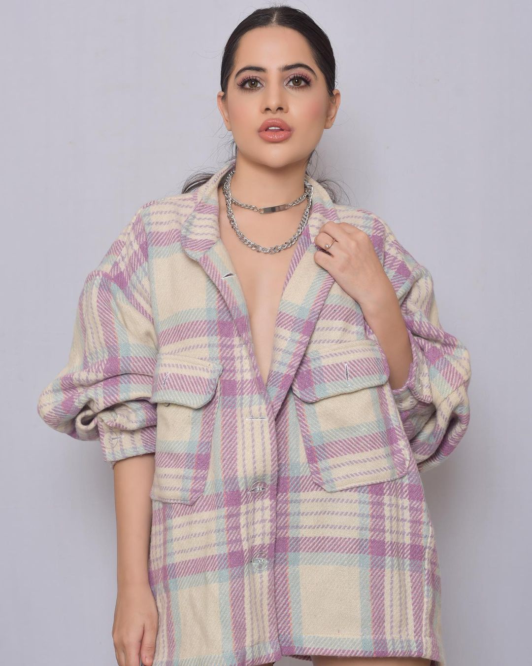 Urfi Javed Flaunts Uber-hot Body In Backless Outfit, Check Out Diva's ...