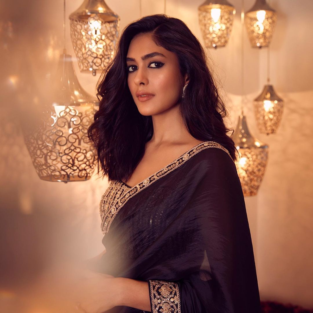 Mrunal Thakur Cuts A Statuesque Figure In Silk Saree, Check Out Diva's ...