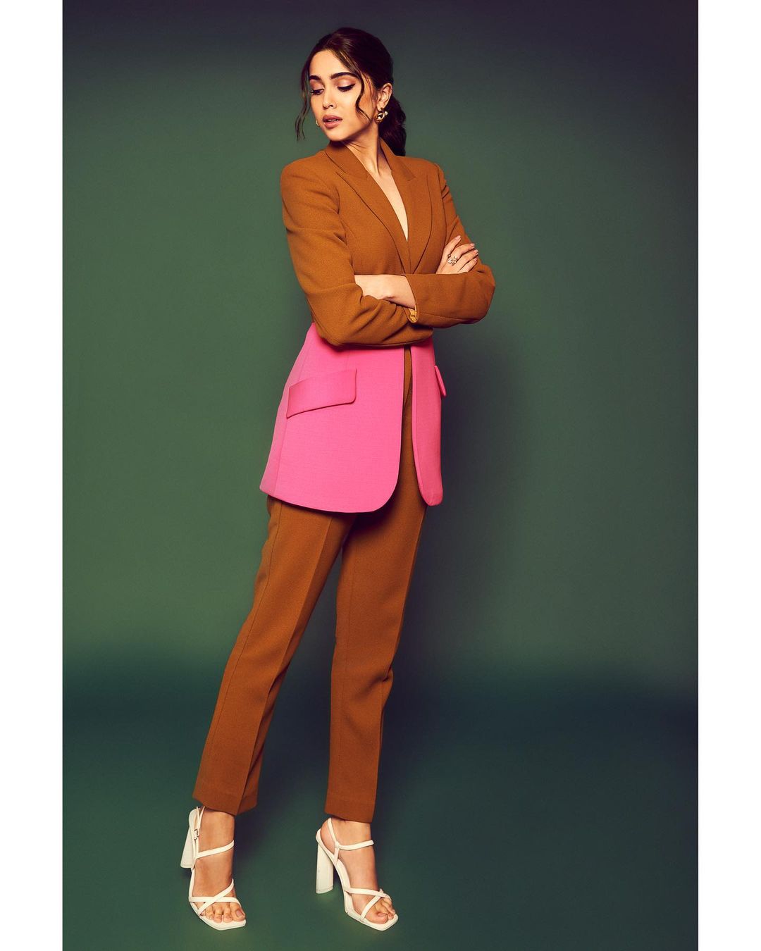 Sharvari Flaunts Her Cleavage In Black Bralette, Check Out Diva's Drool ...