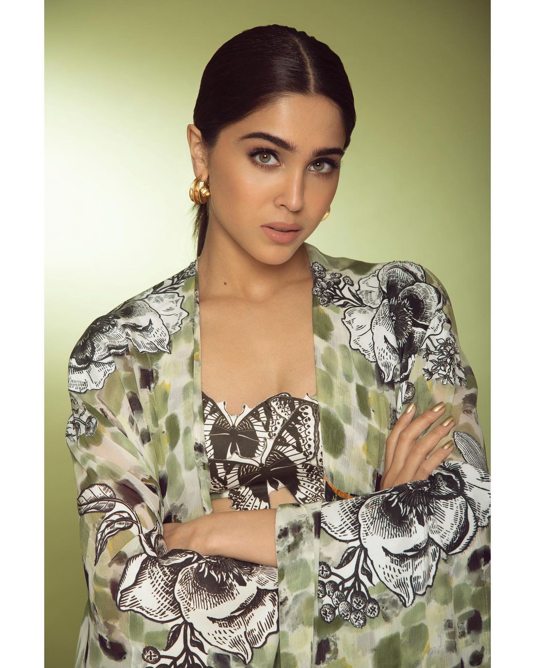 Sharvari Raises Temperature In Gorgeous Co-ord Set, Look At Diva's ...