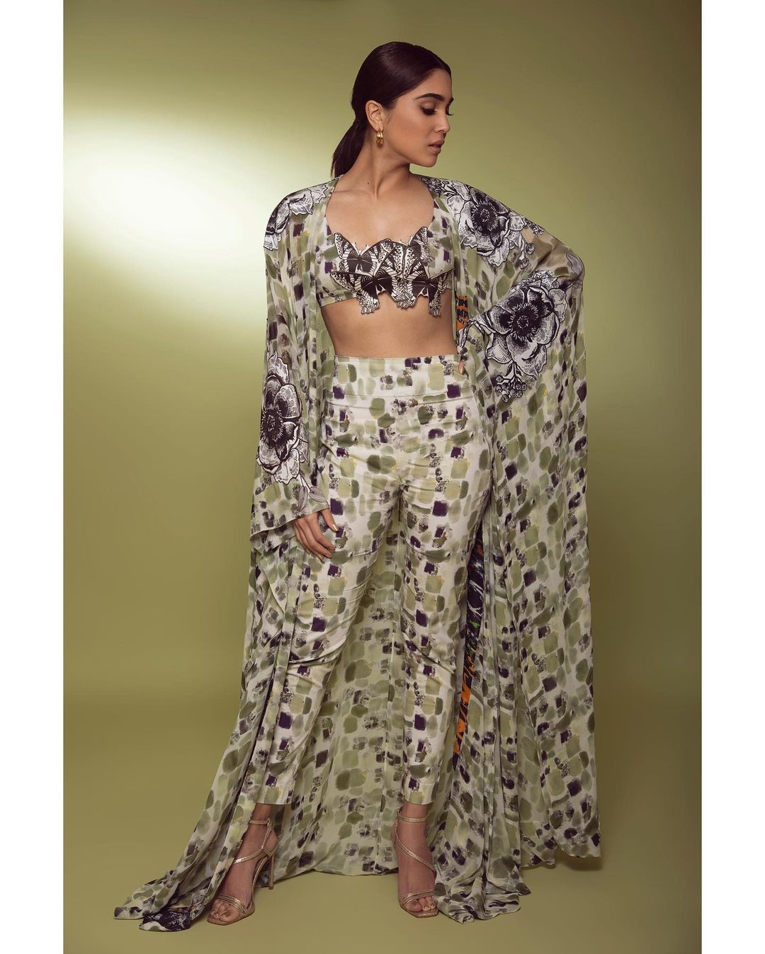 Sharvari Flaunts Washboard Abs In Black Bralette And Tights, Look At ...