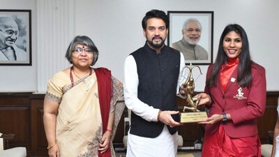 Fencer Bhavani Devi Receives Her Arjuna Award from Sports Minister ...
